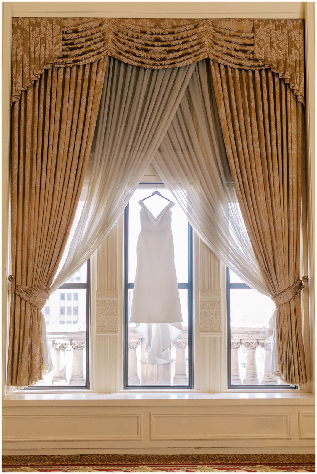 Winter Wedding at the Pfister Hotel - christielizabeth.com